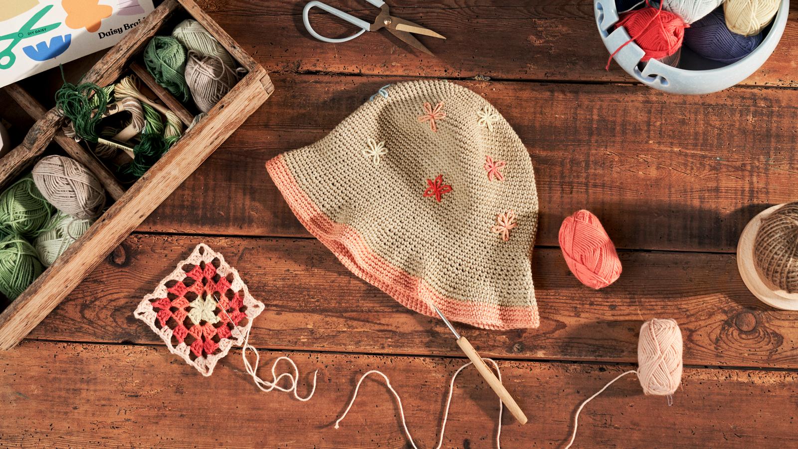 Heklet solhatt med broderte blomster | DIY-prosjekter | Søstrene Grene
