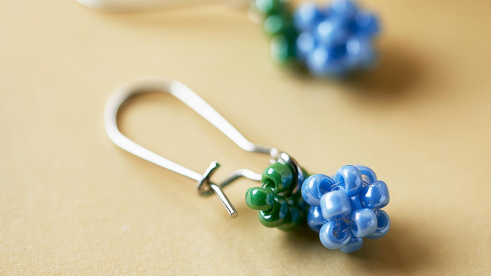 Beaded blueberry earrings | DIY-projects | Søstrene Grene