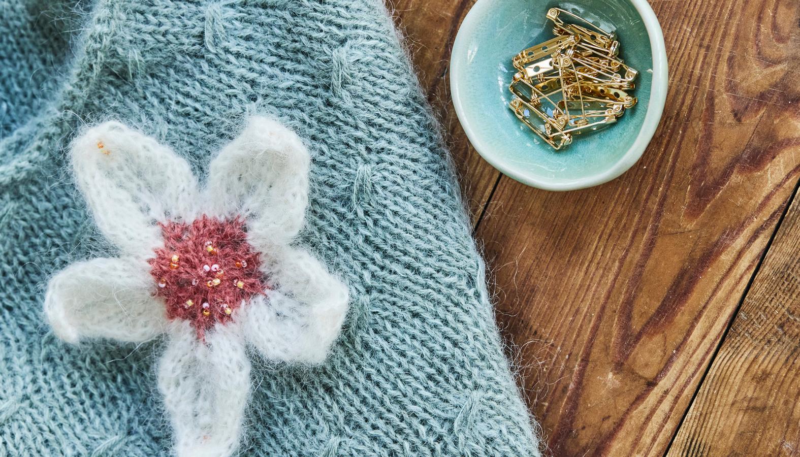 Knitted Flower Brooch | DIY projects | Søstrene Grene