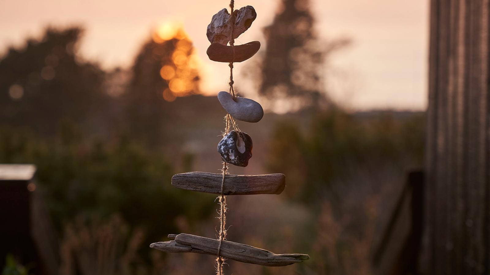 Uro med steiner med hull i og drivved | DIY-prosjekter | Søstrene Grene