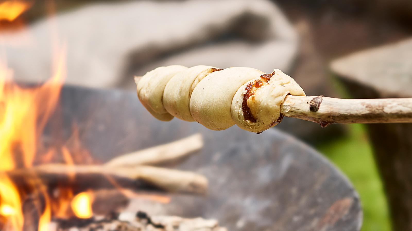 Twisted cinnamon bonfire bread | DIY-projects | Søstrene Grene