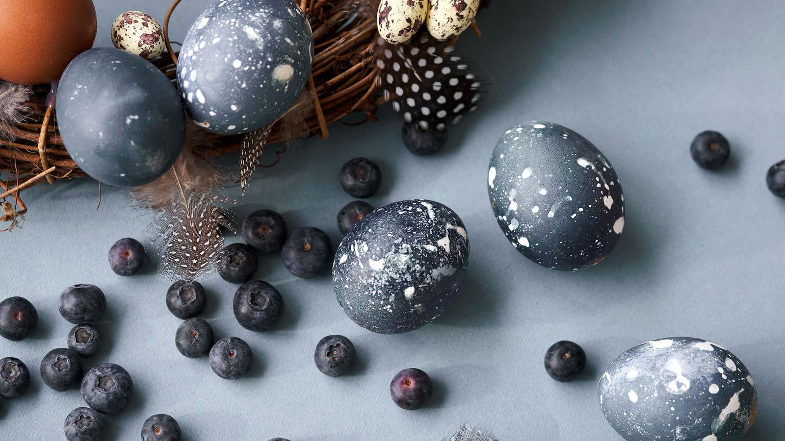 Easter eggs coloured with blueberries | DIY-projects | Søstrene Grene