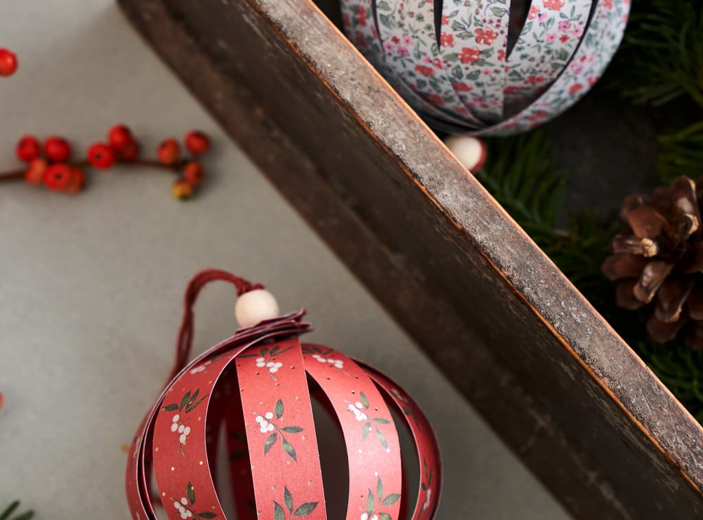 Julekule med rysjer av kreppapir | DIY-prosjekter | Søstrene Grene