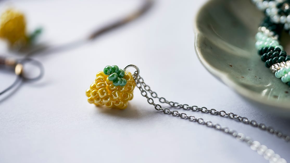 Halskjede med sitron av perler | DIY-prosjekter | Søstrene Grene