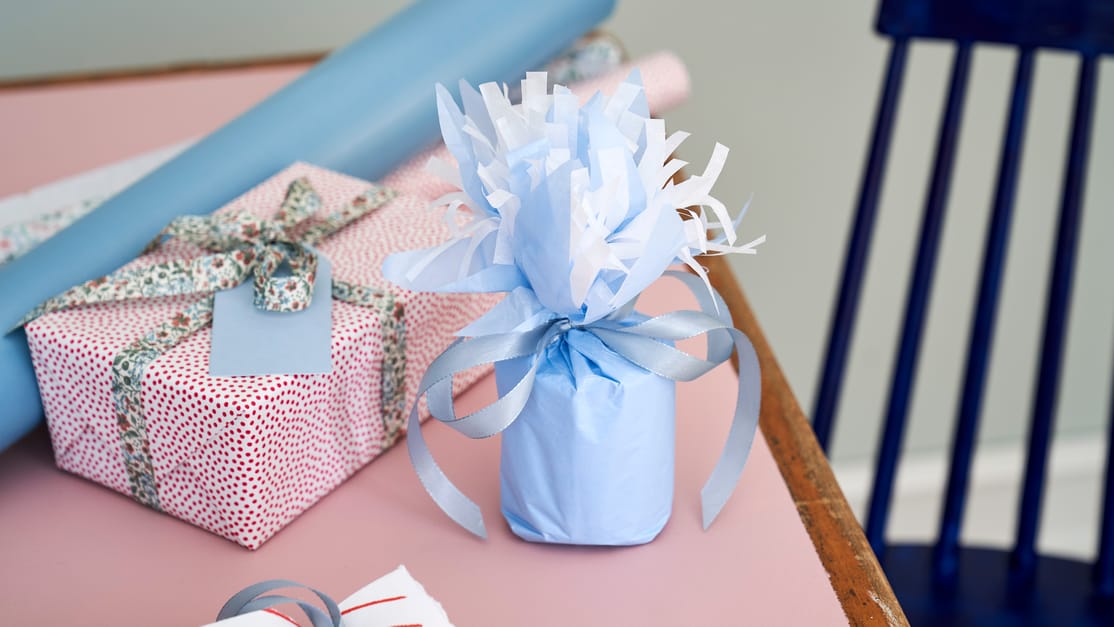 Wrapping round gifts in silk paper | DIY-projects | Søstrene Grene