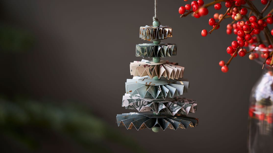 Christmas tree with paper rosettes | DIY-projects | Søstrene Grene