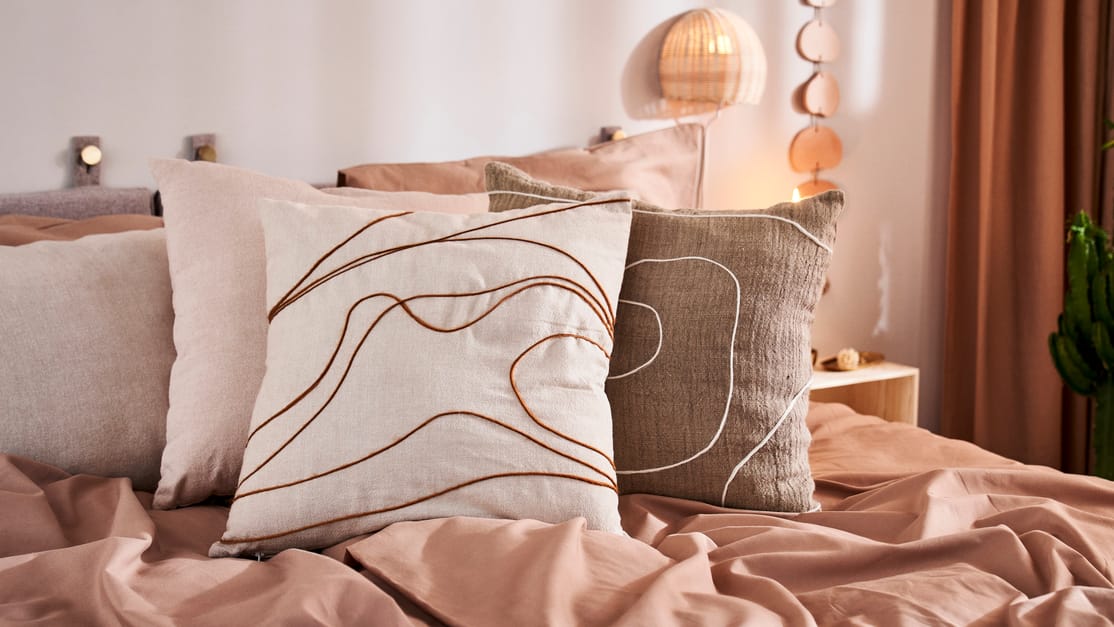 Cousez des motifs avec de la laine sur d’anciennes housses de coussin ...